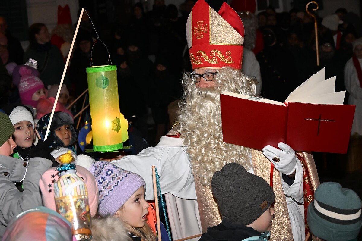 Der Samichlaus erschien im goldenen Mantel
